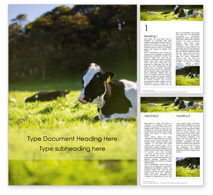 Plantilla de Word gratis - una vaca gloriosa en un campo verde | 15981 ...