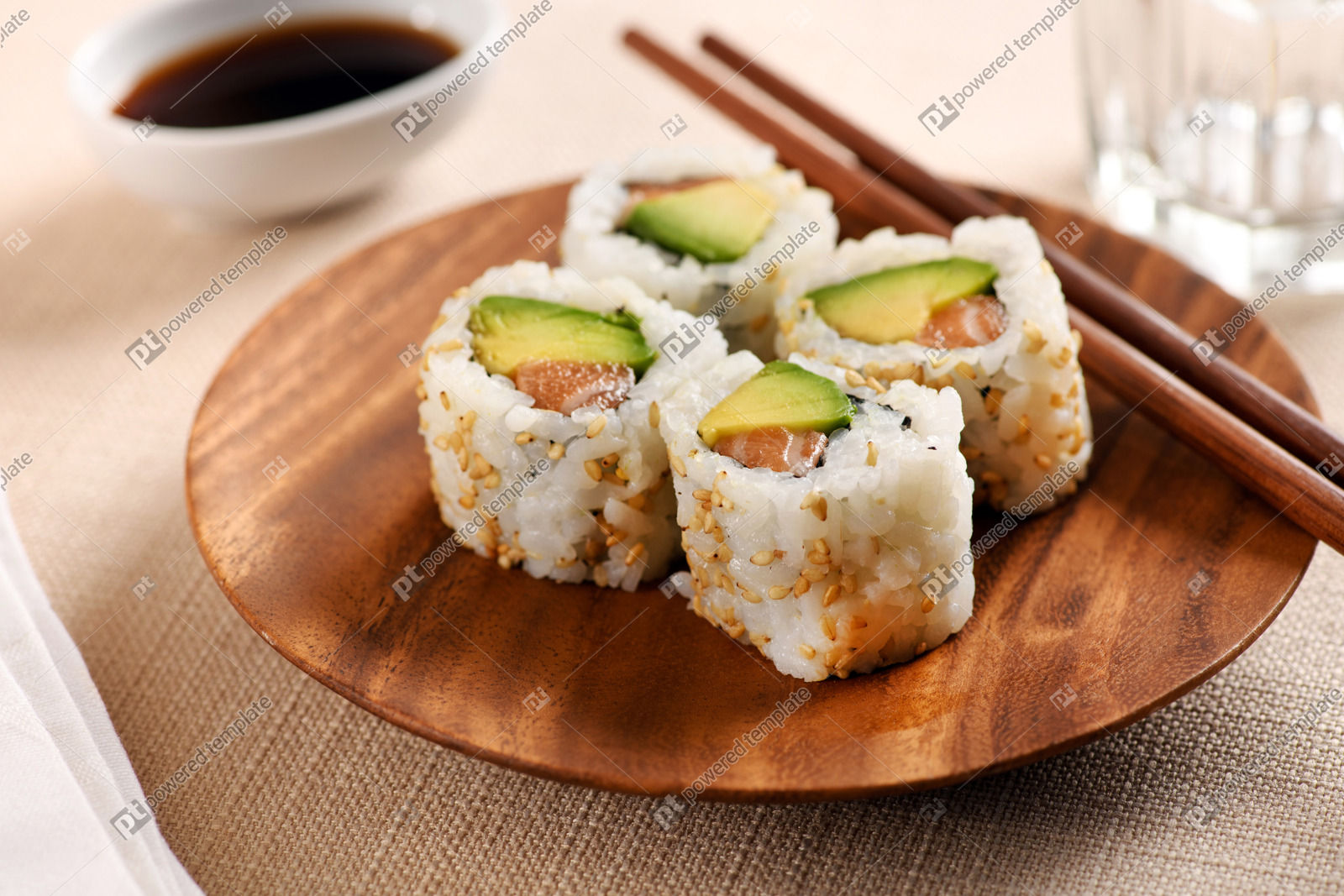 Four Traditional Uramaki Sushi on Circular Tray Photo 104593