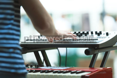 Keyboard Player of a Pop Group During a Show正版照片106219