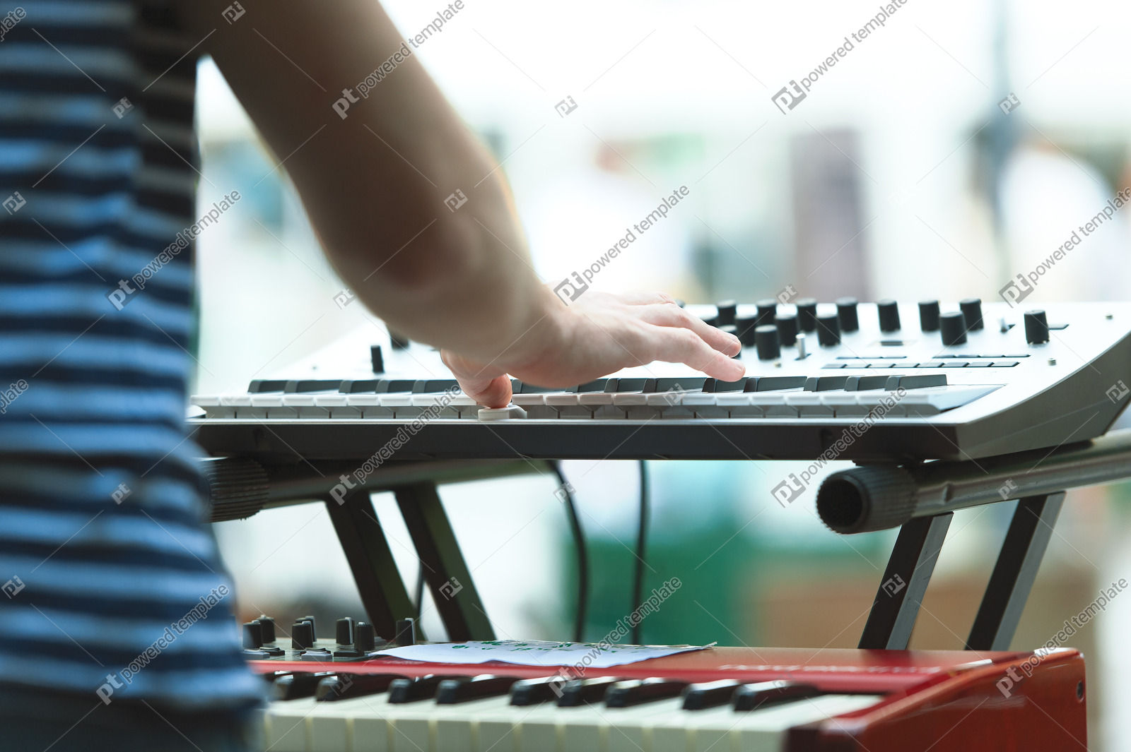 Keyboard Player of a Pop Group During a Show正版照片106219