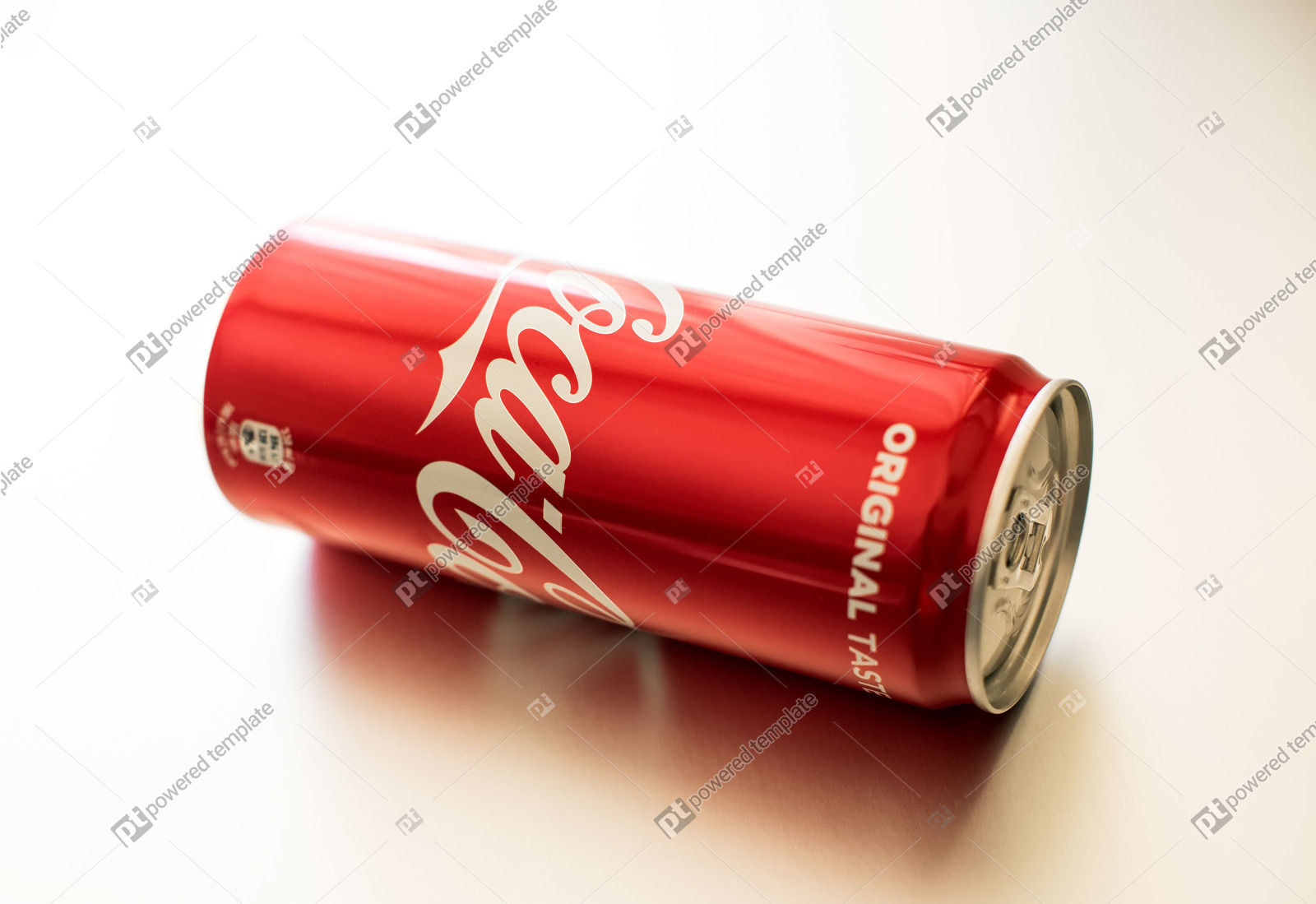 Red Coca Cola Can Lying on Its Side Foto Stok 109447
